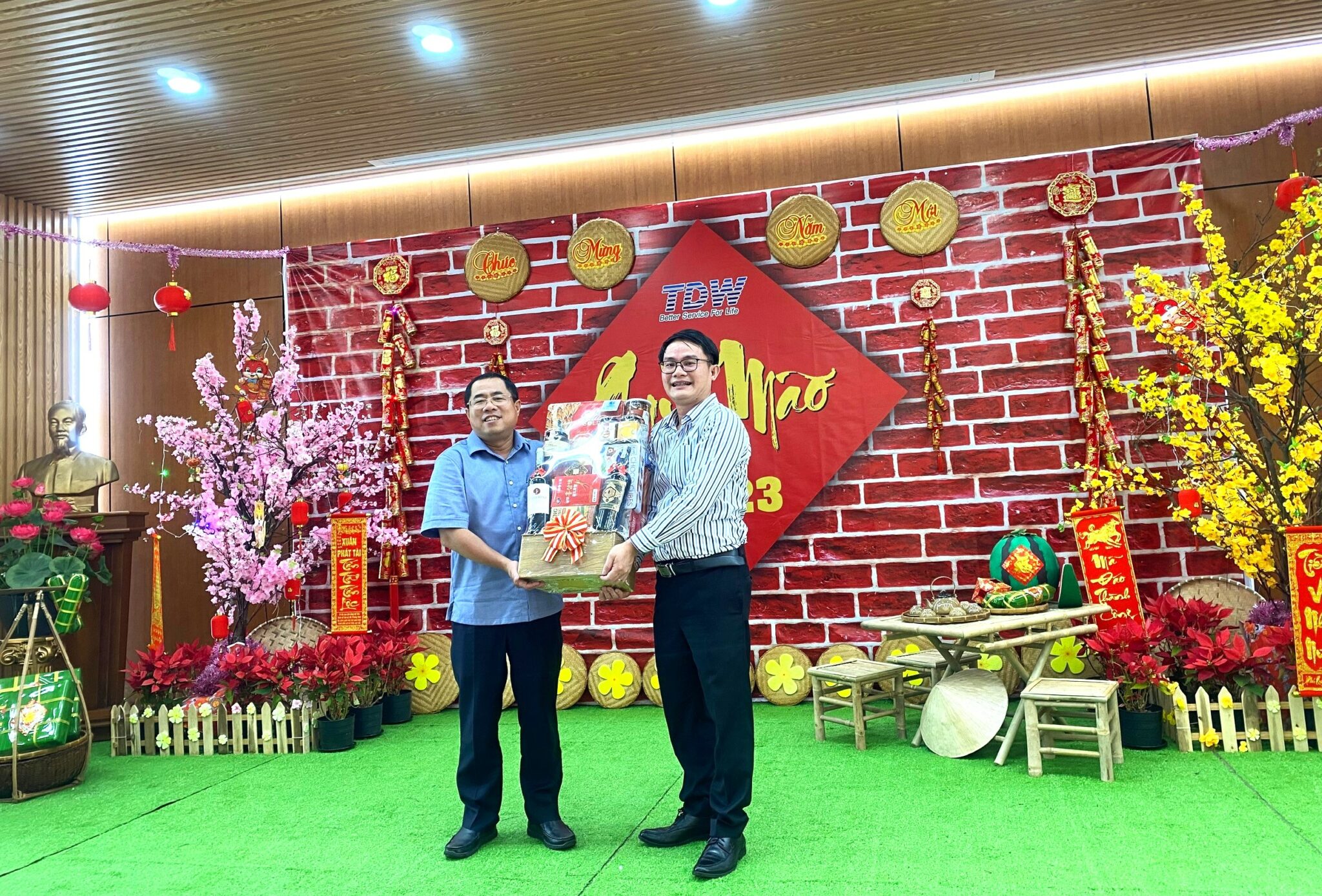 Lãnh đạo và đại diện Tổng công ty cấp nước Sài Gòn (Sawaco) đến tặng ...