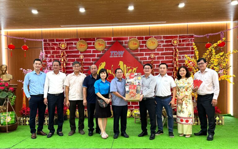 Lãnh đạo và đại diện Tổng công ty cấp nước Sài Gòn (Sawaco) đến tặng ...