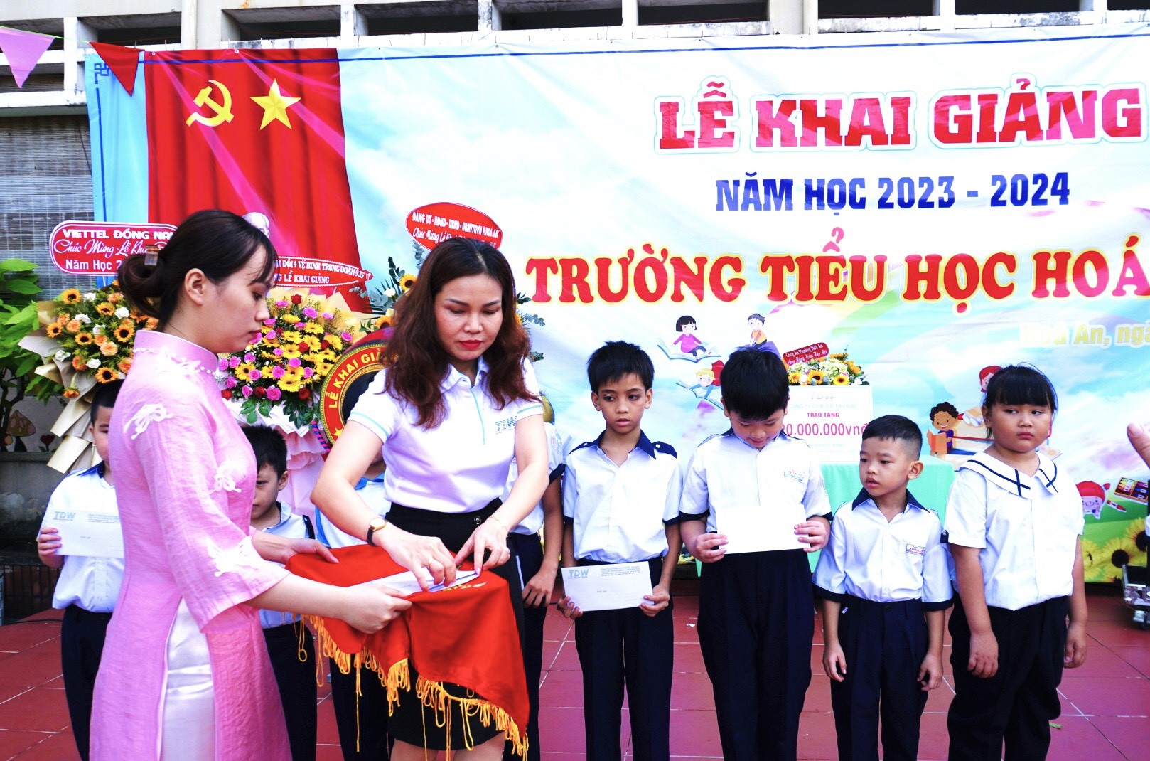 Công ty cổ phần BOO Nước Thủ Đức trao 40 suất học bổng cho học sinh tại ...